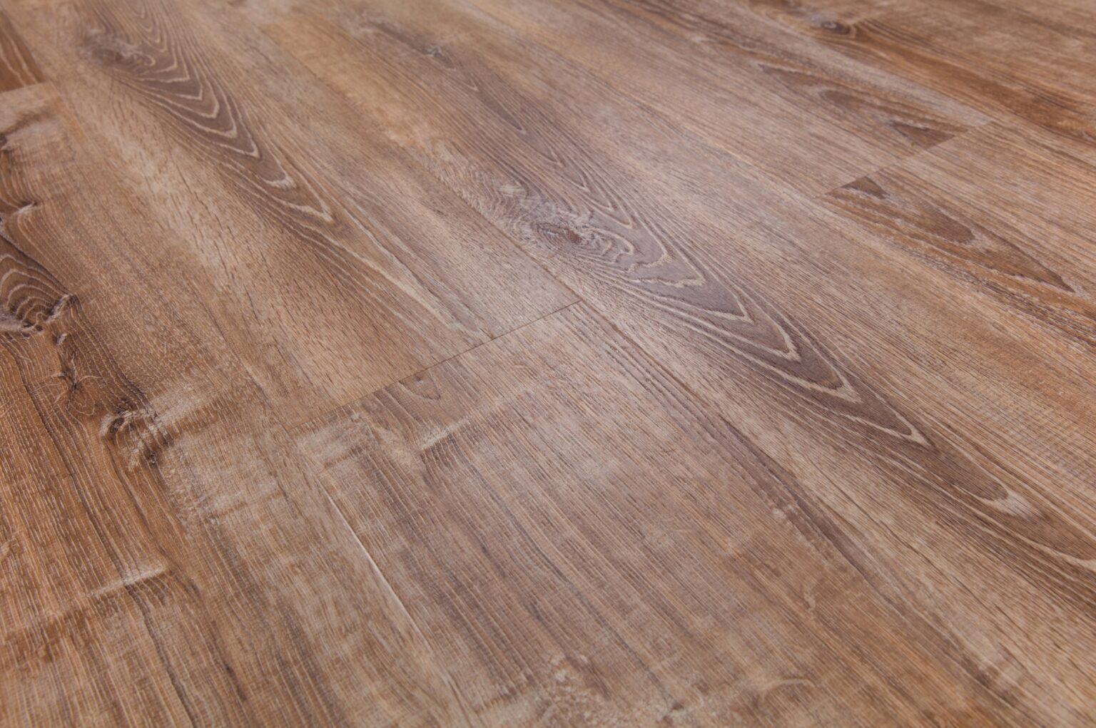 Vinyyli vai laminaatti? Opas lattiamateriaalin valintaan