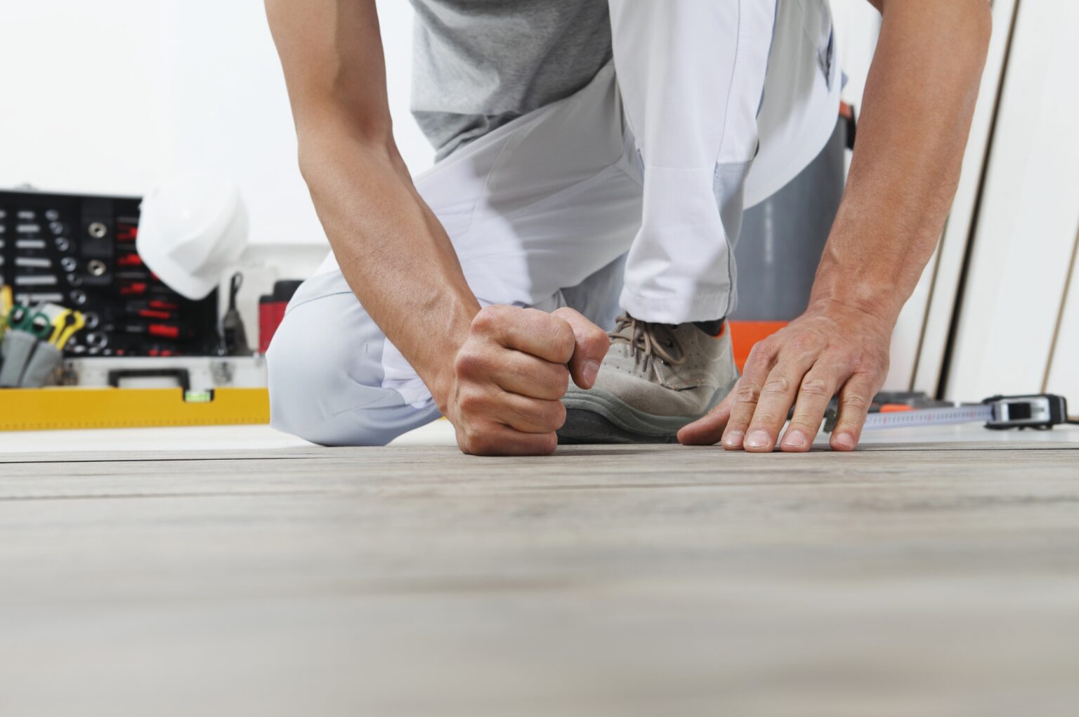 Vinyyli vai laminaatti? Opas lattiamateriaalin valintaan